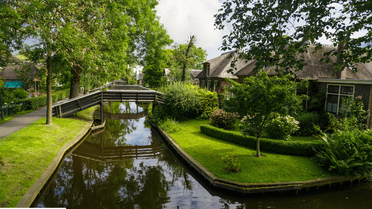 A Town Without Roads: Discovering Giethoorn